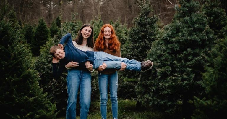 20 Easy Teenage Sibling Photo Ideas